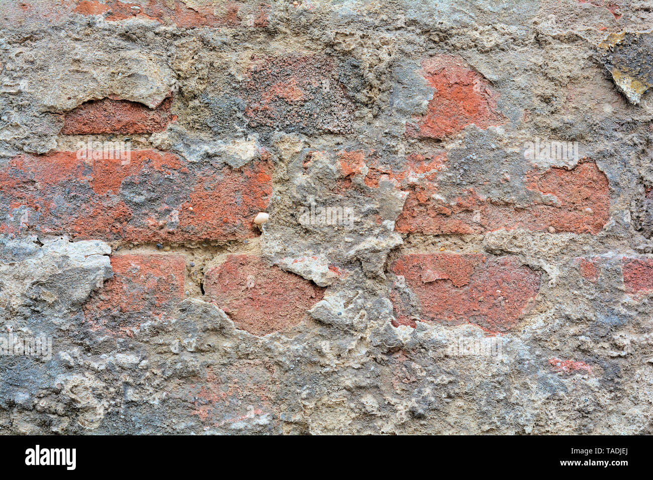 La facciata della casa di una vecchia casa con intonaco fatiscente ...