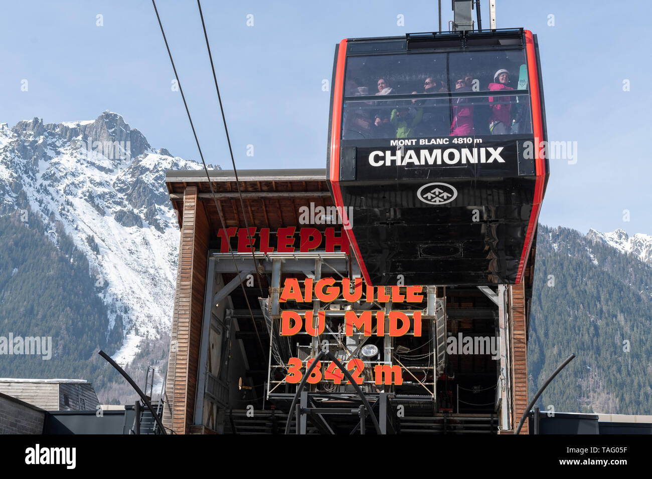 La funivia di Aiguille du Midi. Partenza da Chamonix Monte Bianco ...