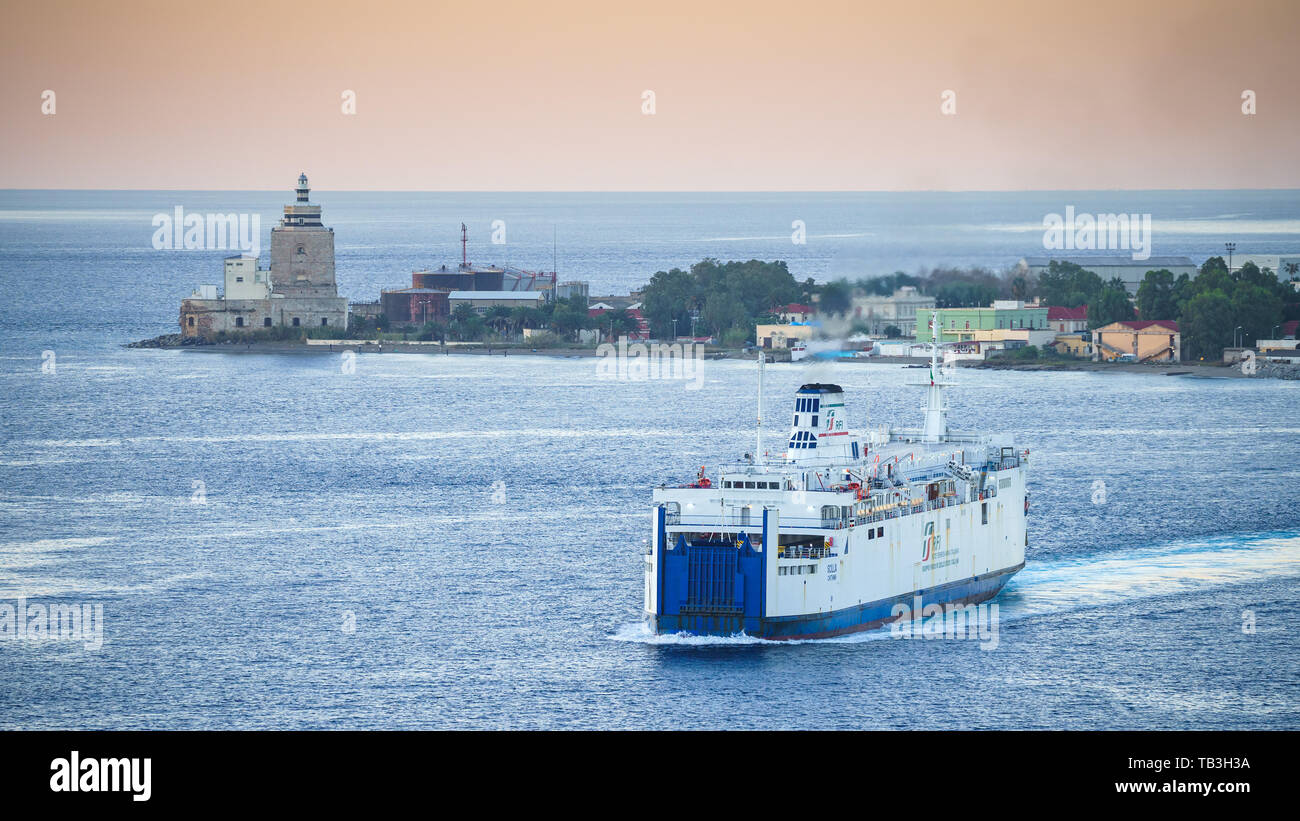 Gli edifici sul lato del porto in Sicilia dove grandi navi traghetto ...