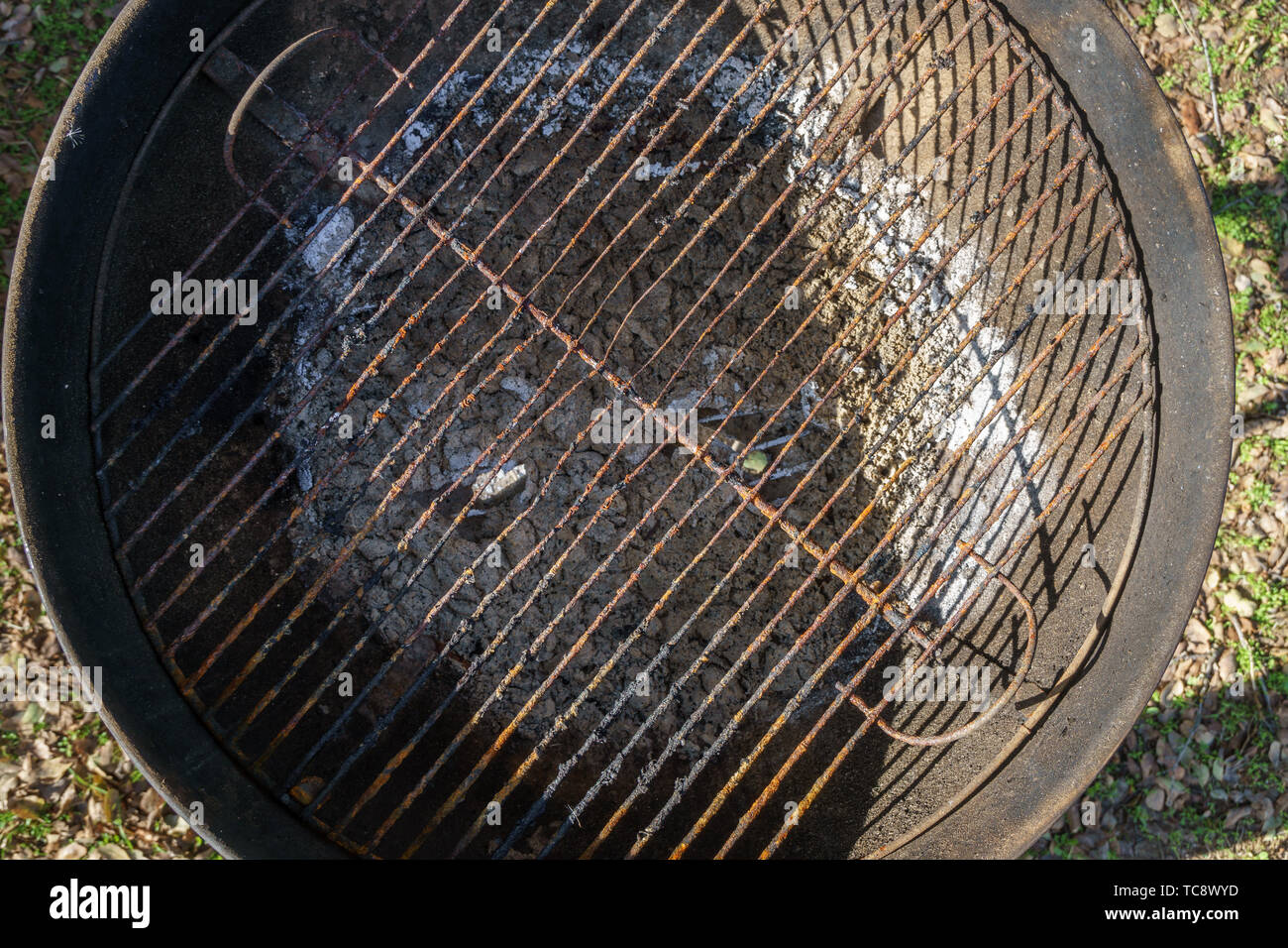 Old rusty barbecue immagini e fotografie stock ad alta risoluzione - Alamy