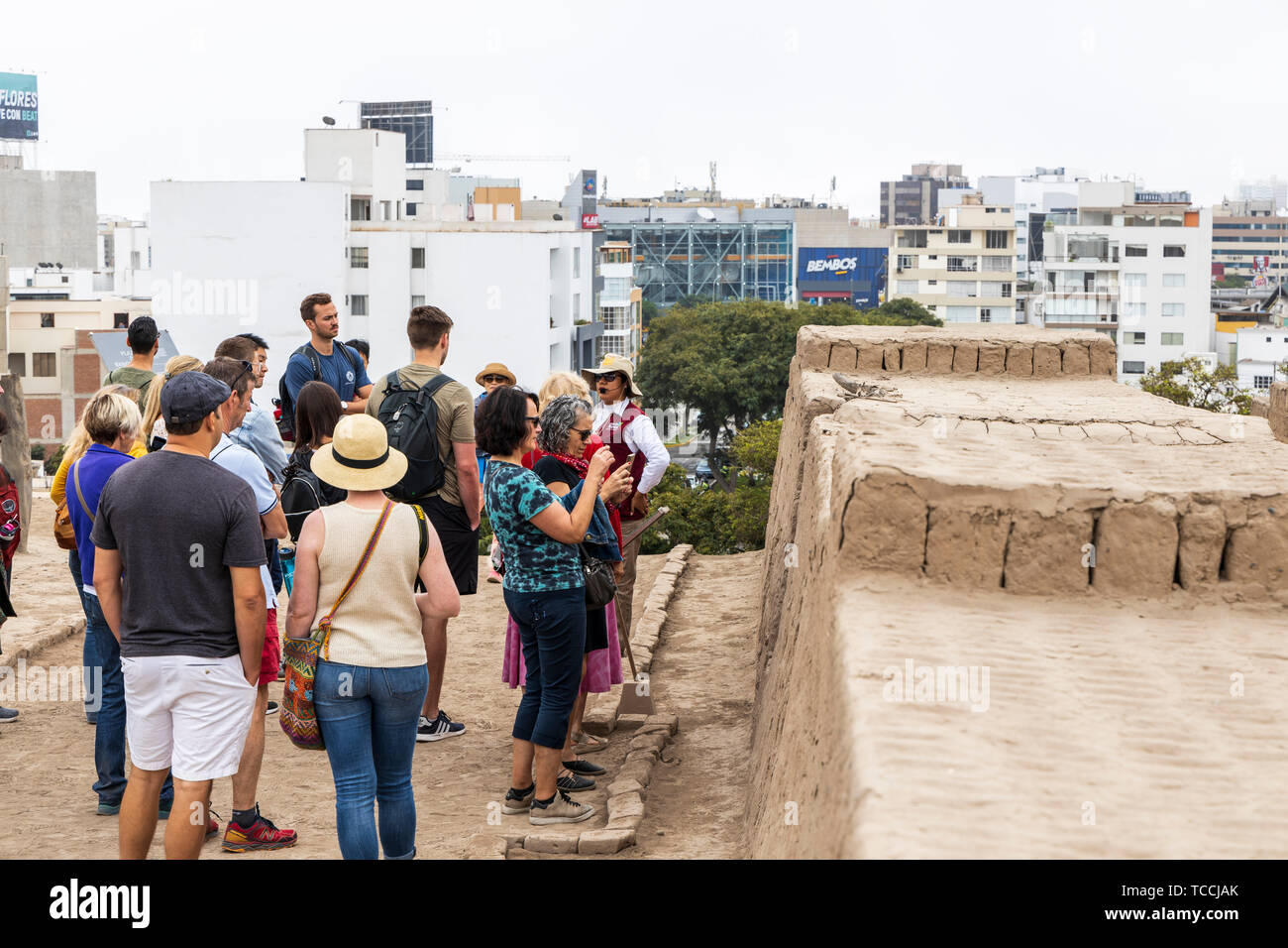 I turisti in un tour guidato di Huaca Pucllana, pre colombiana, pre ...