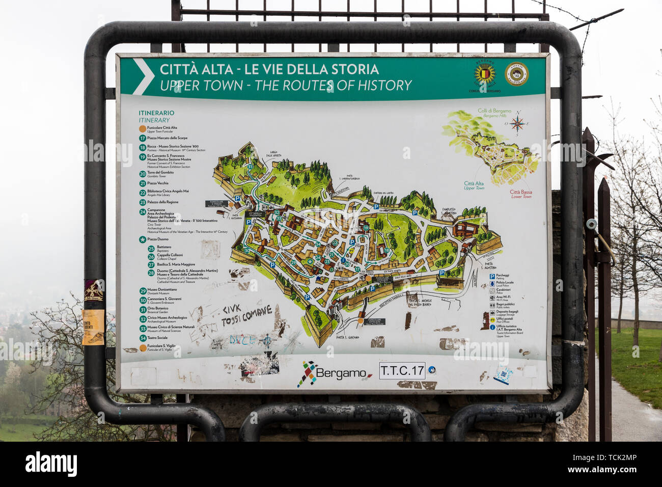Bergamo, Italia. Mappa della città vecchia di Bergamo (la parte alta ...