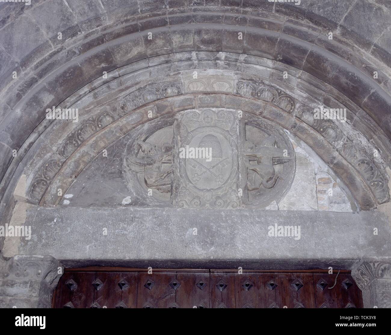 Timpano romanico immagini e fotografie stock ad alta risoluzione - Alamy