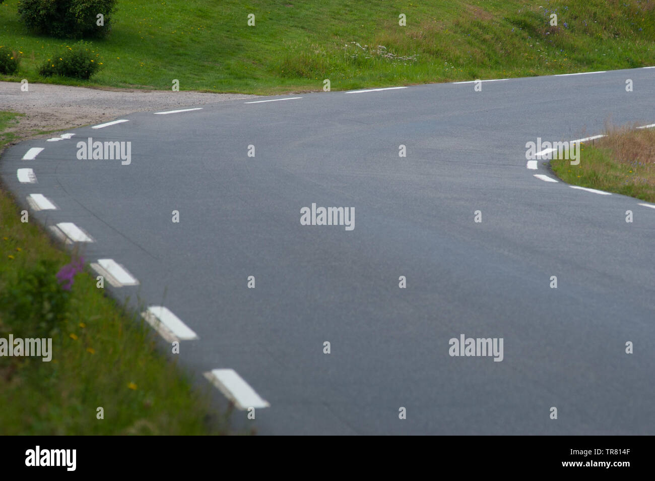 Curva stretta su strada tortuosa immagini e fotografie stock ad alta ...