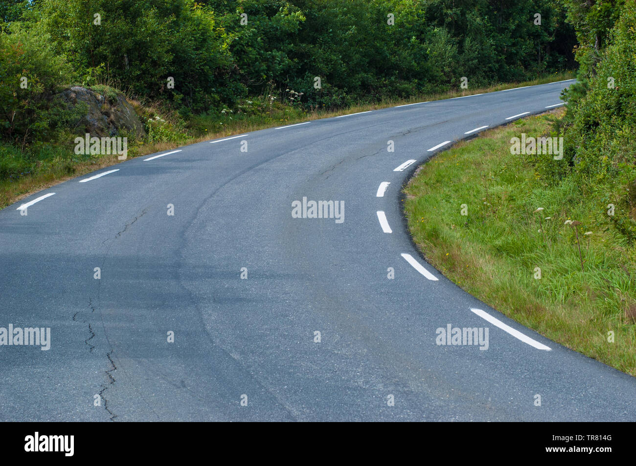 Curva stretta su strada tortuosa immagini e fotografie stock ad alta ...