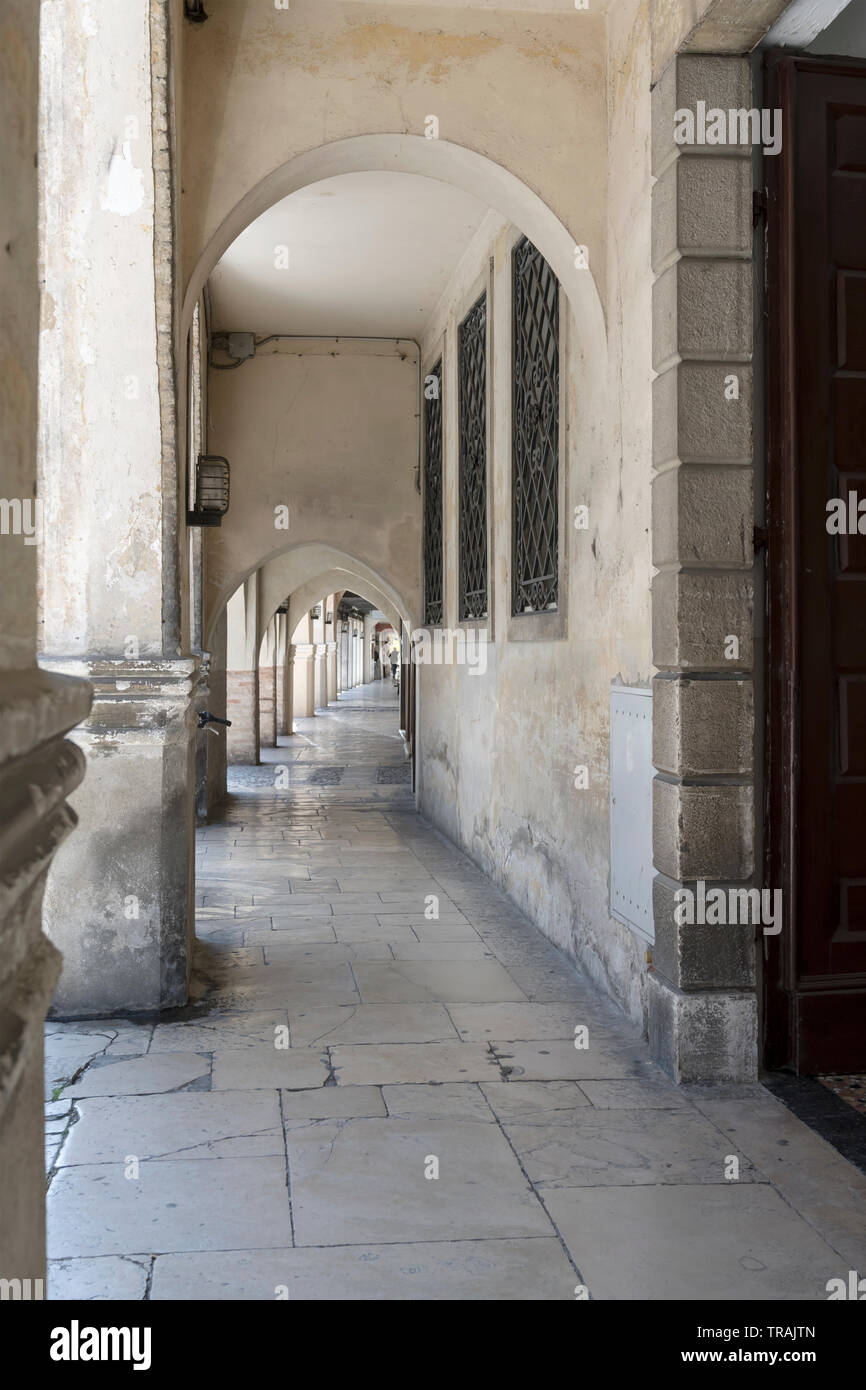 Passerella arcata ad arco immagini e fotografie stock ad alta ...
