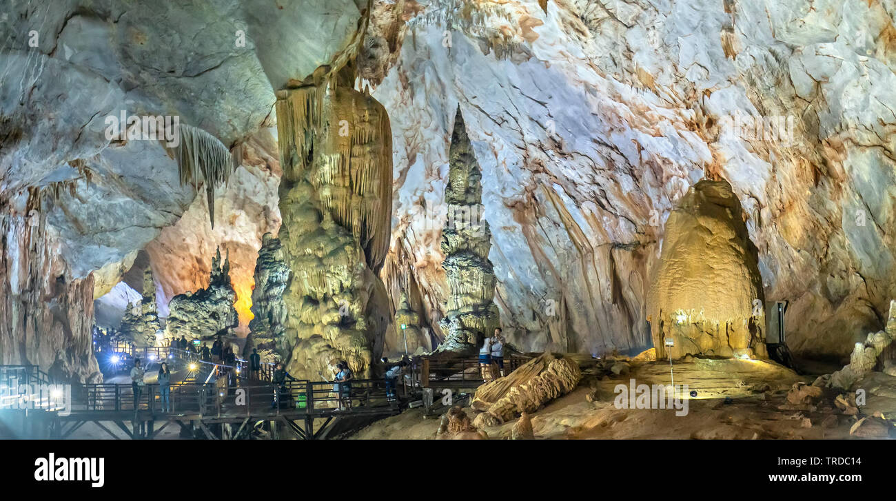 Grotta di calcare a forma di formazioni geologiche con bellissime ...