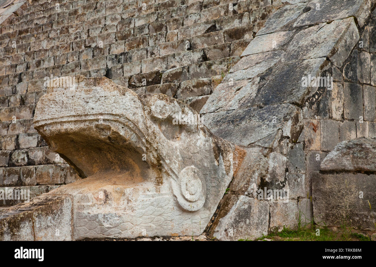 Cabeza Serpiente dios Kukulcán o Quetzalcóatl maya. Pirámide El ...