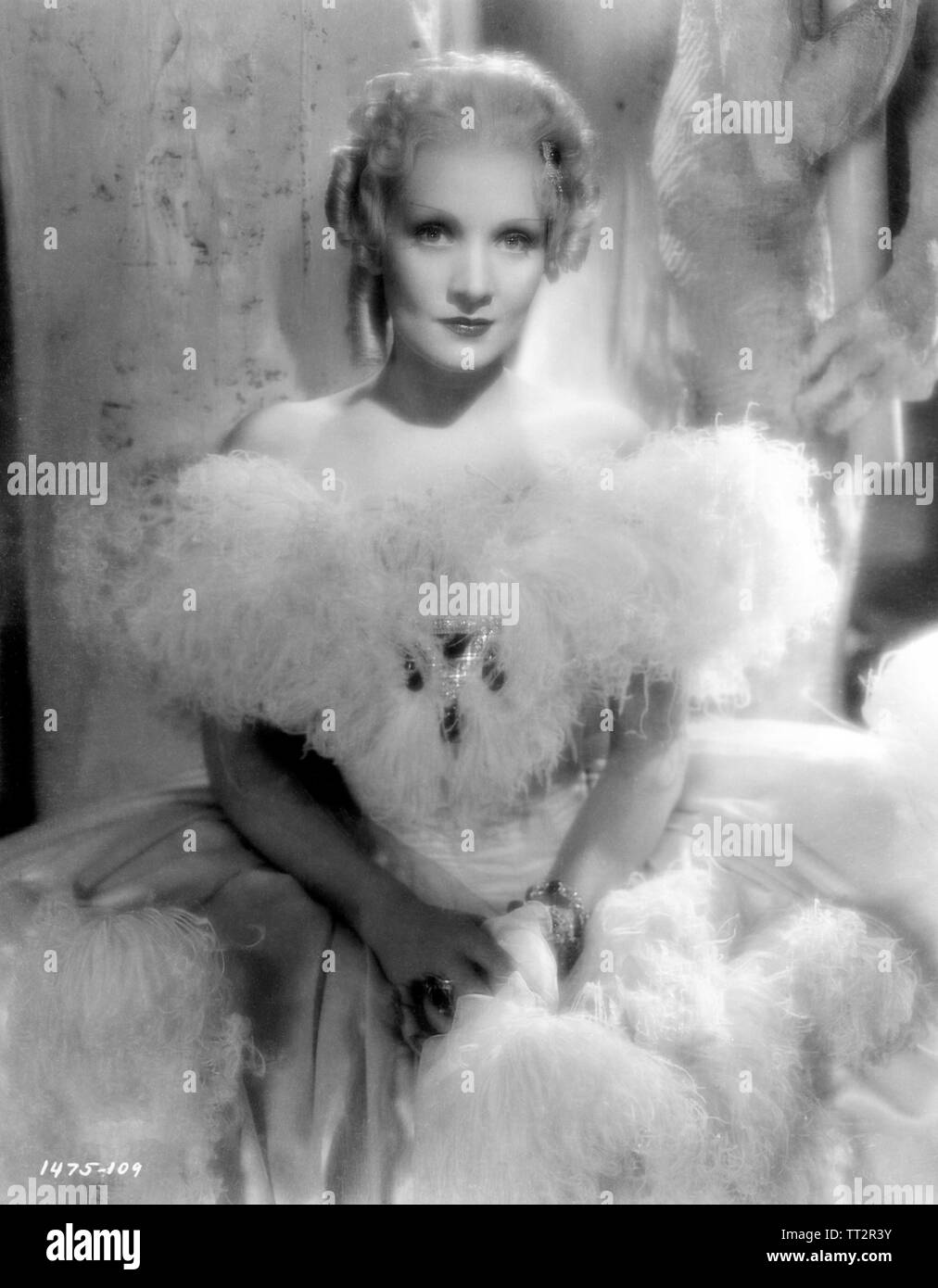 MARLENE DIETRICH come Caterina la Grande di Russia nell'Imperatrice Scarlatta 1934 Direttore ...