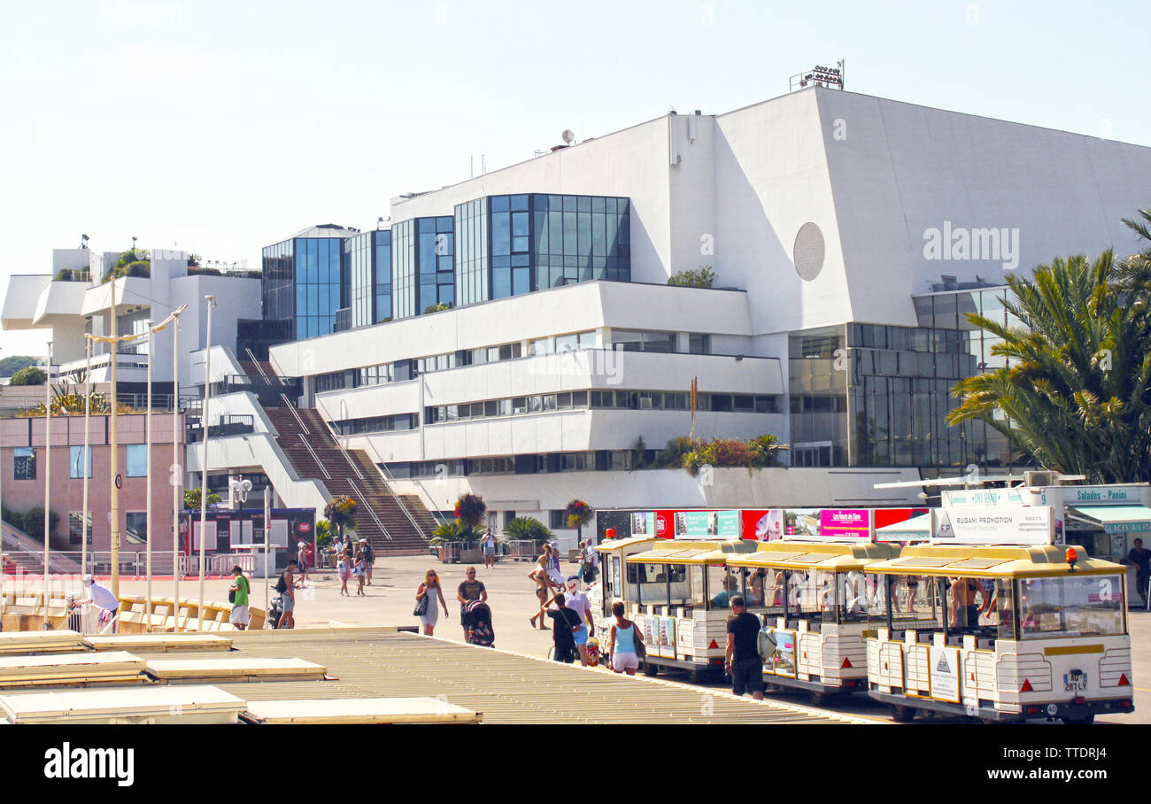 Cannes, Francia - 6 Agosto 2013: Palazzo delle Feste e Conferenze ...
