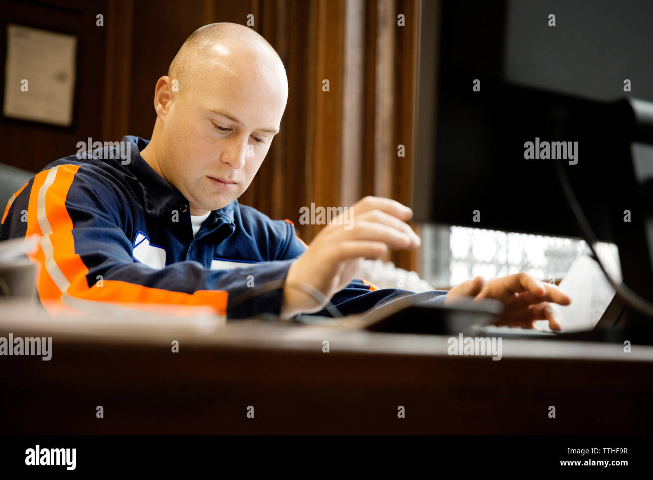 Lavoratore nell'impianto di riciclaggio del computer immagini e ...