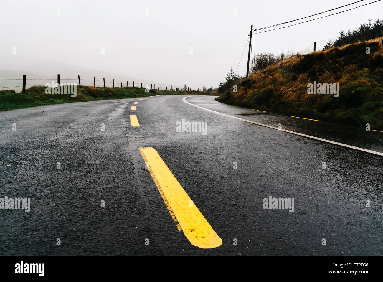 Linee di demarcazione stradale immagini e fotografie stock ad alta ...