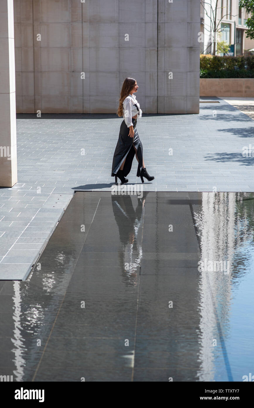 Donna che cammina da sola per strada immagini e fotografie stock ad ...