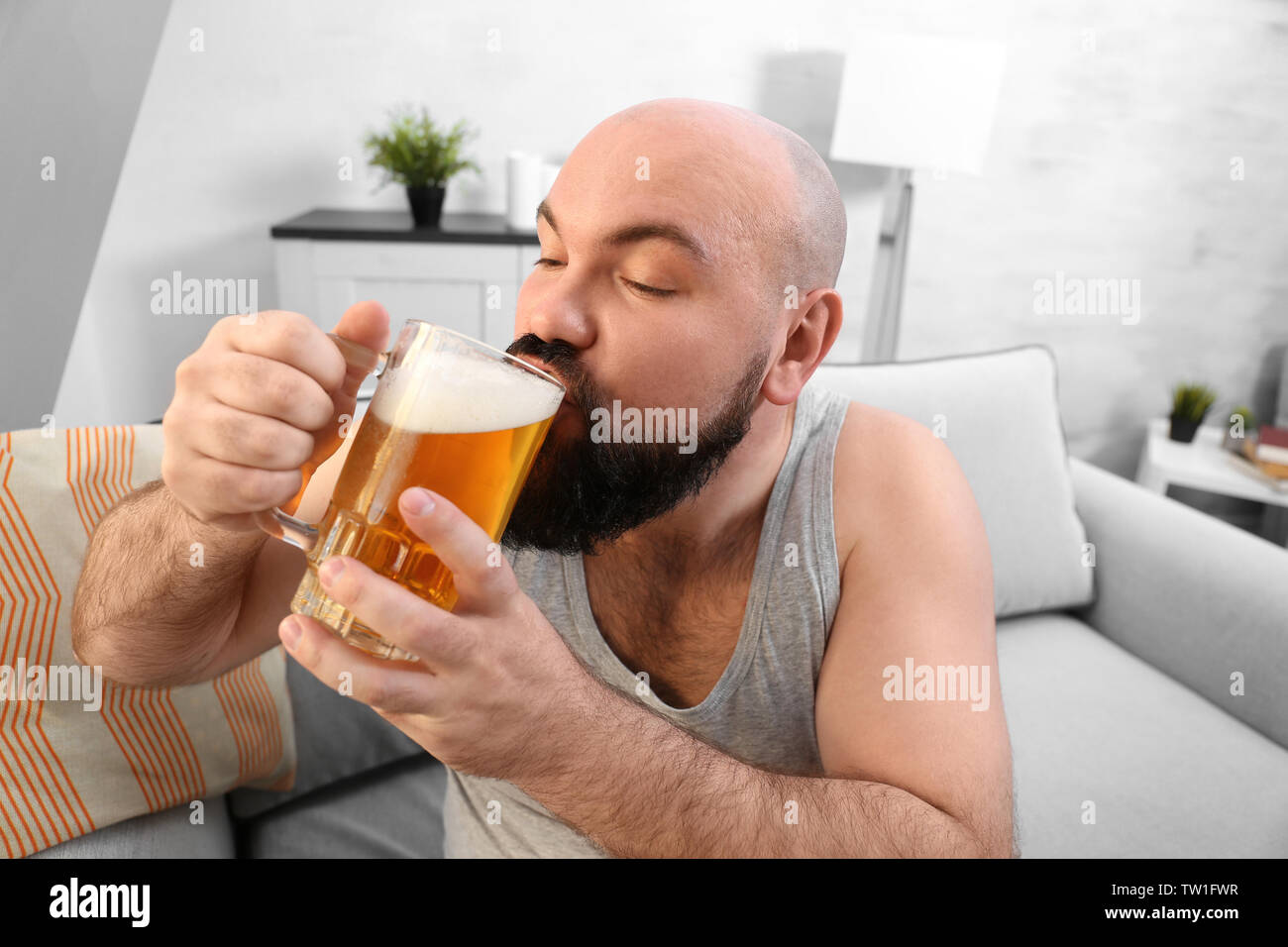 Uomo obeso che beve birra immagini e fotografie stock ad alta ...