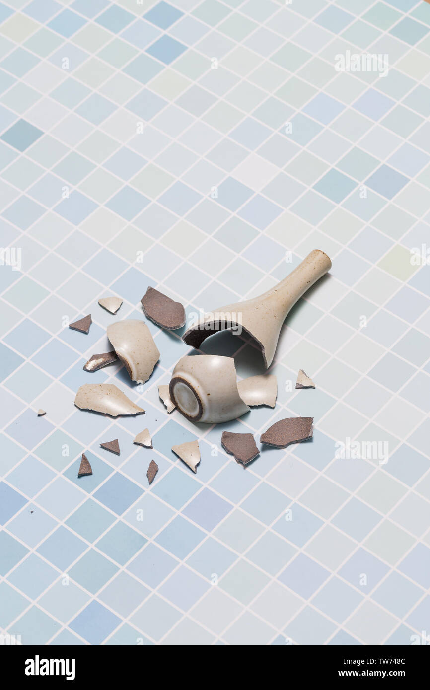 Vaso rotto immagini e fotografie stock ad alta risoluzione - Alamy