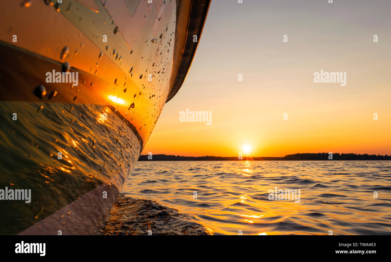 Persona Che Guida La Barca Immagini e Fotos Stock - Alamy