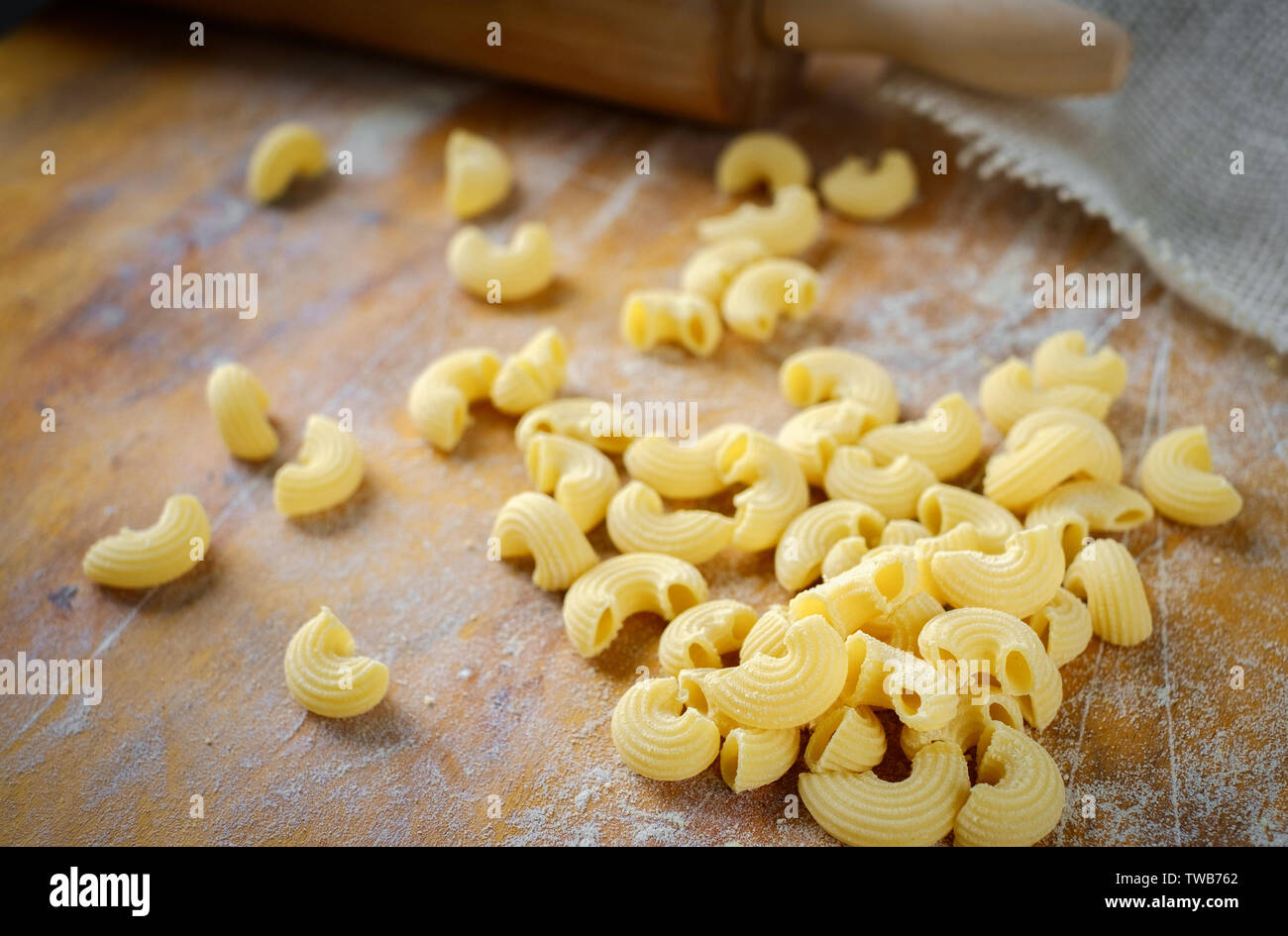 Gomito sul tavolo immagini e fotografie stock ad alta risoluzione - Alamy