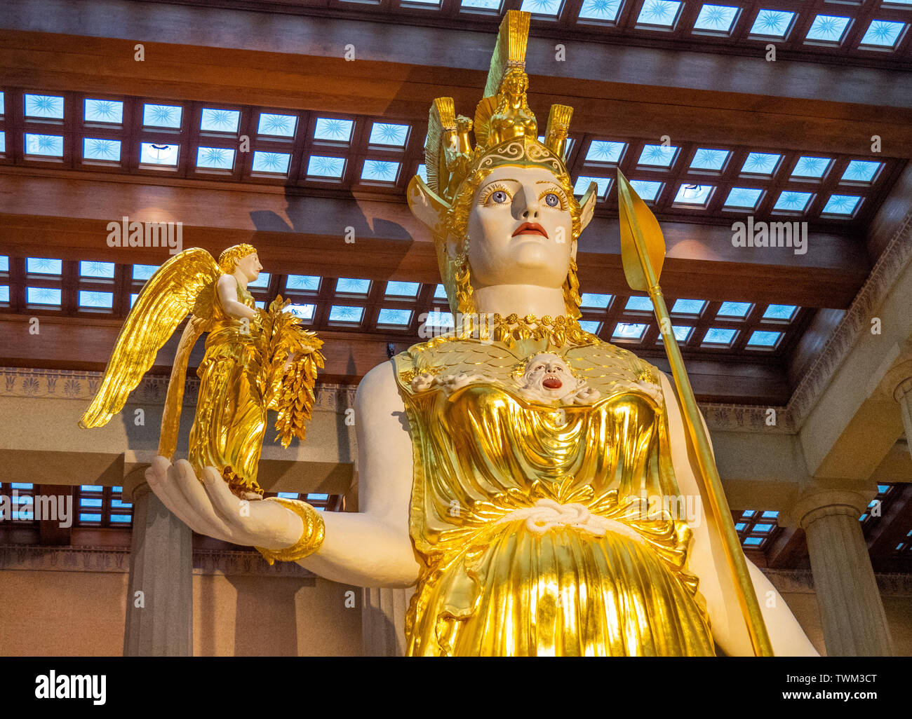 Scala piena di repliche di Athena Parthenos statua che tiene la statua ...