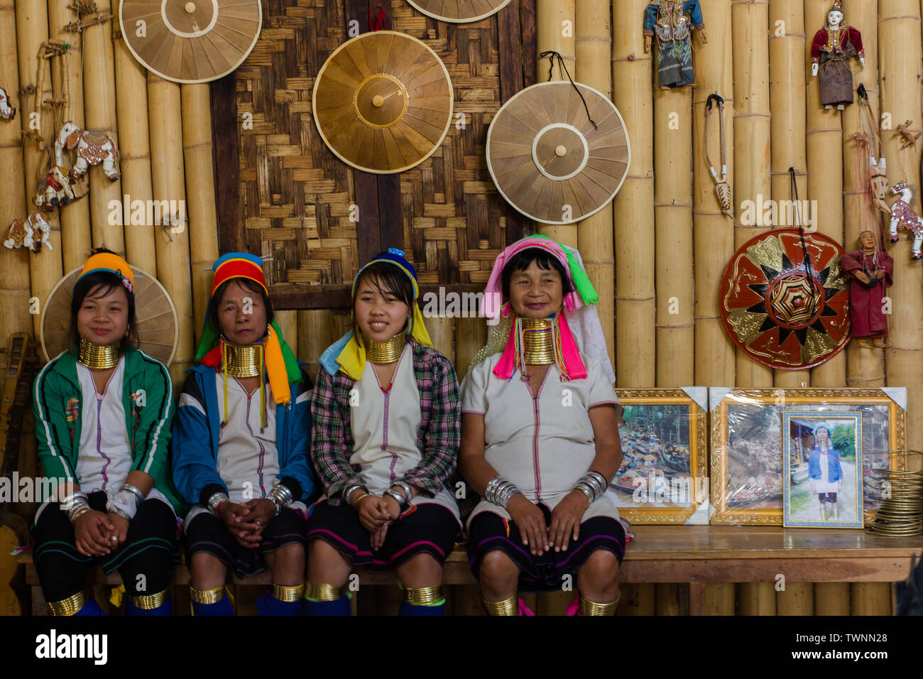 Donne collo lungo immagini e fotografie stock ad alta risoluzione - Alamy