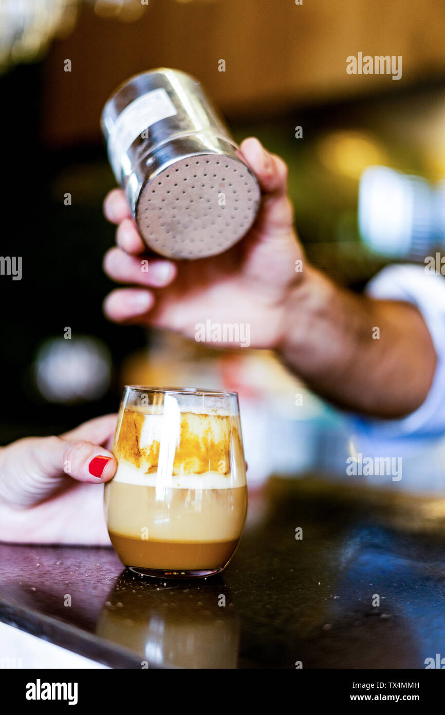 Preparare un drink immagini e fotografie stock ad alta risoluzione - Alamy