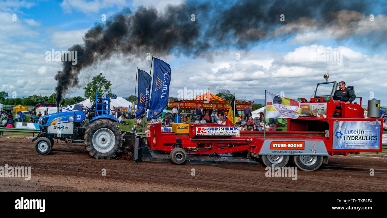 Tractor pulling competition immagini e fotografie stock ad alta ...