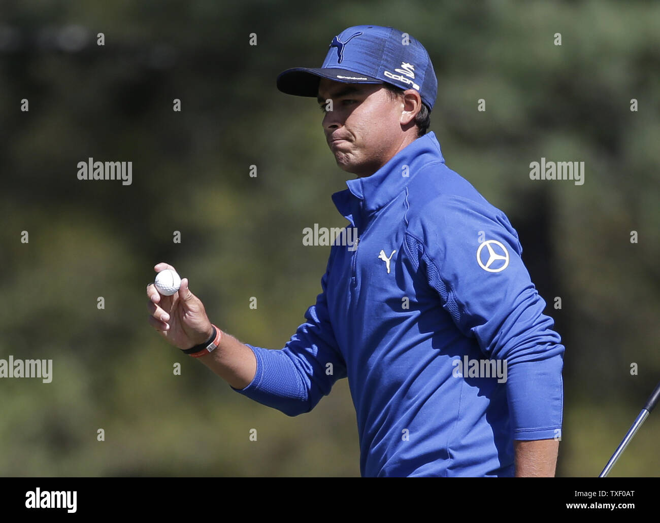 Rickie Fowler reagisce dopo aver apportato un birdie all'ottavo foro ...