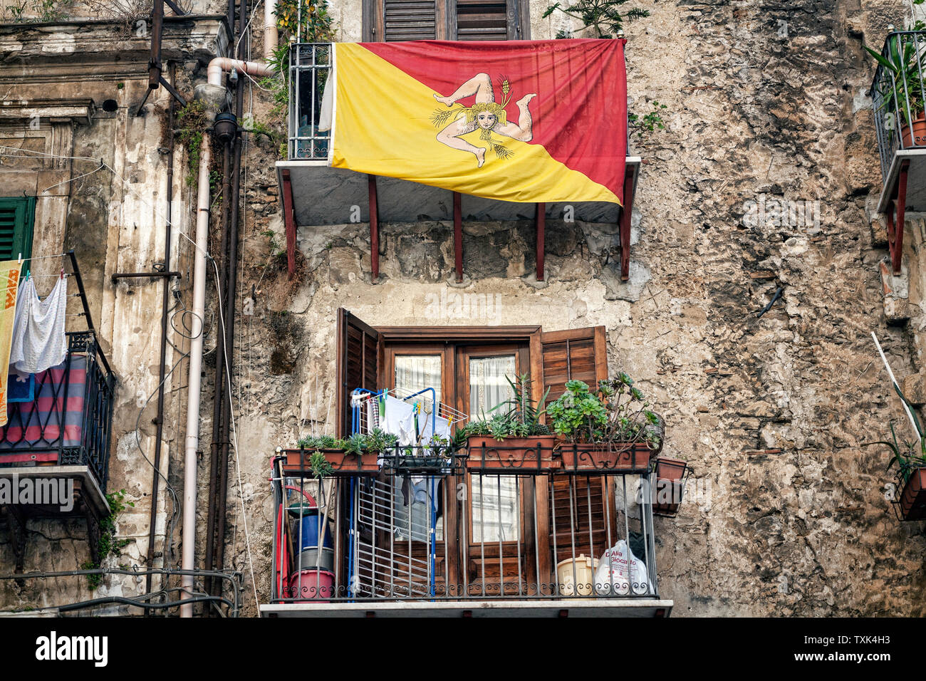 Bandiera siciliana immagini e fotografie stock ad alta risoluzione - Alamy