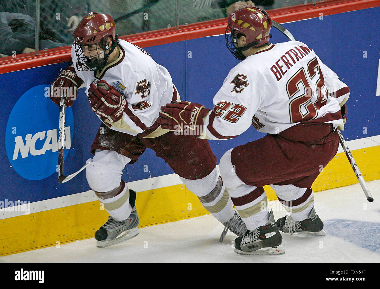 Il Boston College Eagles avanti Nathan Gerbe (L) festeggia il punteggio ...
