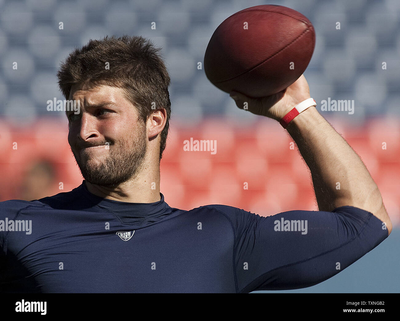 Denver Broncos backup quarterback Tim Tebow si riscalda a autorità ...