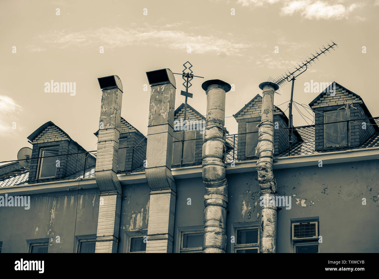 Ventilazione in alluminio e calore pipe al di fuori del vecchio edificio industriale. In bianco ...