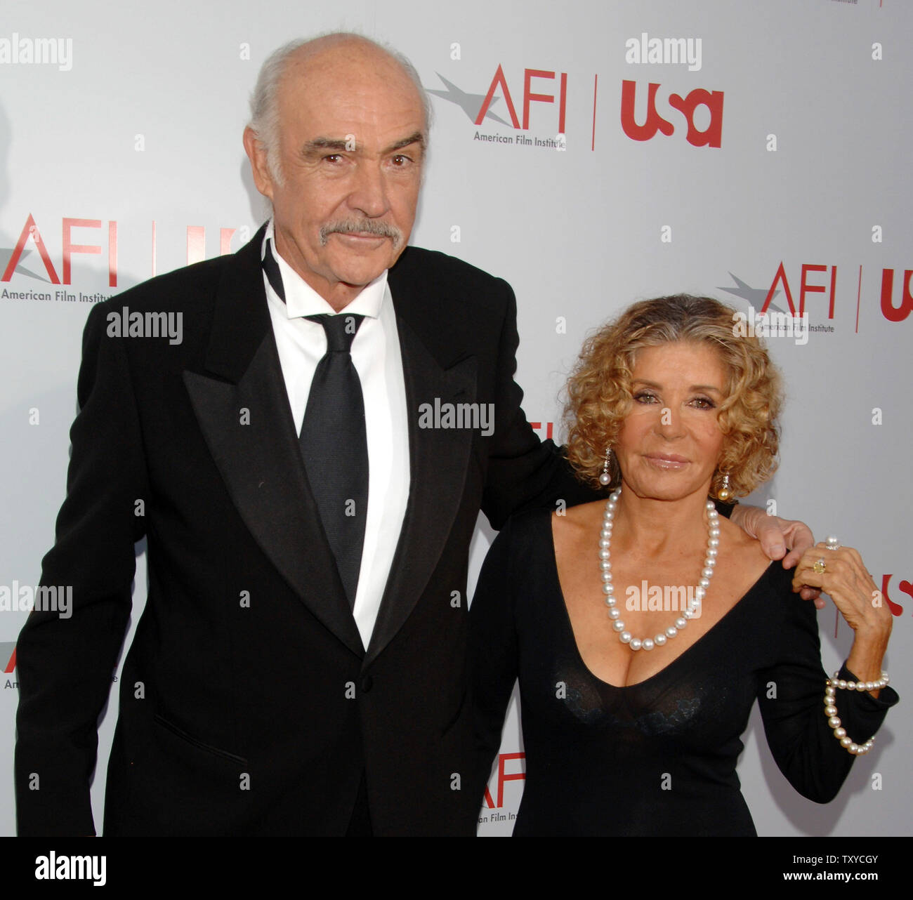 Sean Connery (L) e la moglie Micheline arrivare per American Film ...