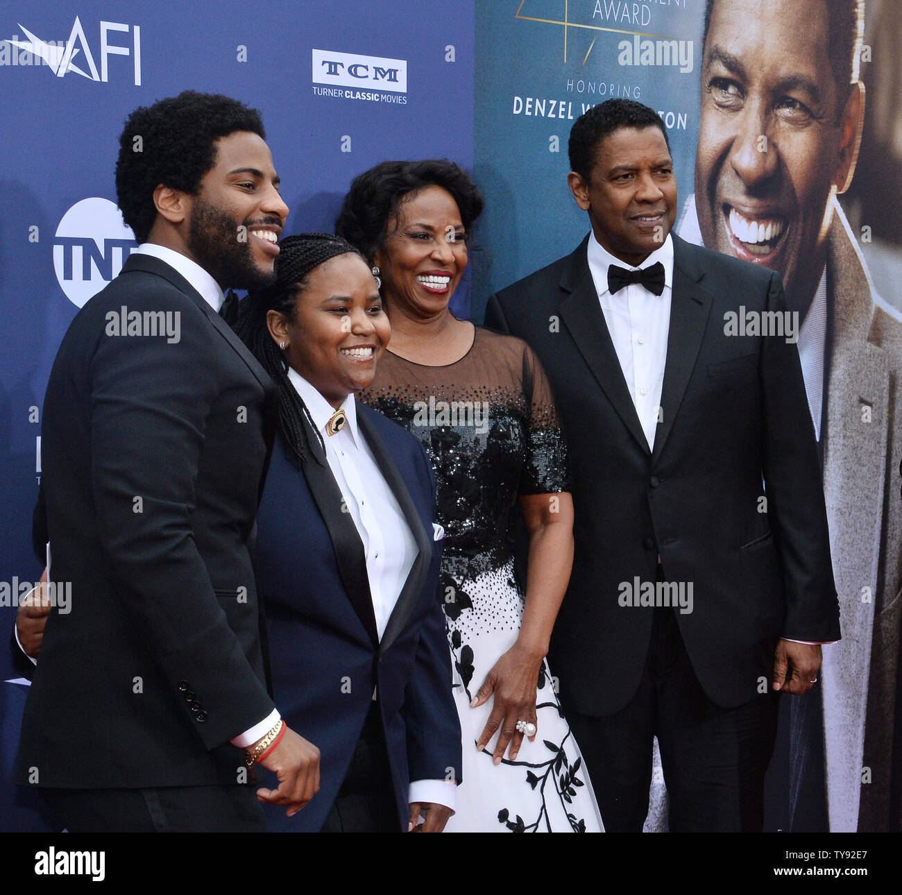 Denzel washington with wife and son immagini e fotografie stock ad alta ...