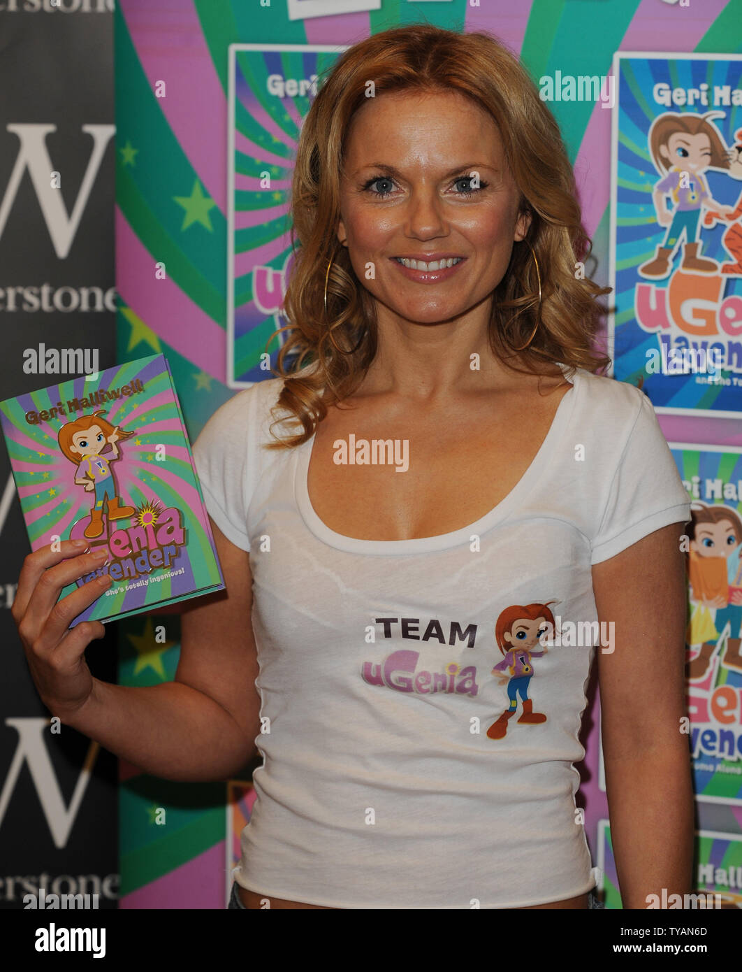 Cantante britannico Geri Halliwell di Spice Girls assiste una firma del ...
