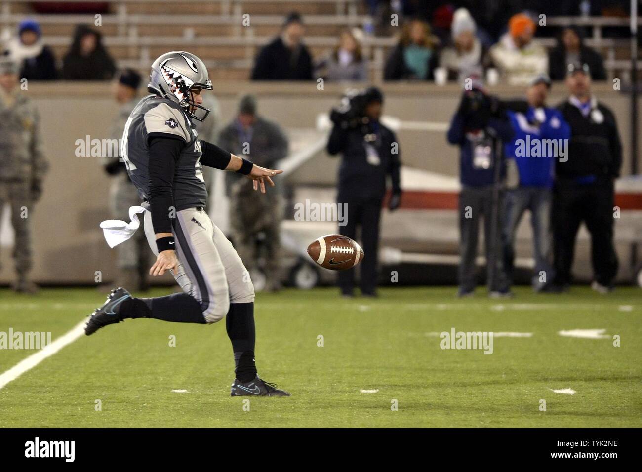 Steve Brosy, senior, sterline la palla lontano come la Air Force ...