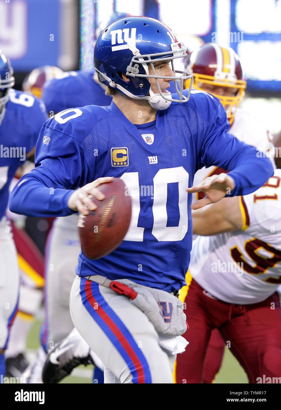 New York Giants di Eli Manning viene impostato per gettare un passaggio ...