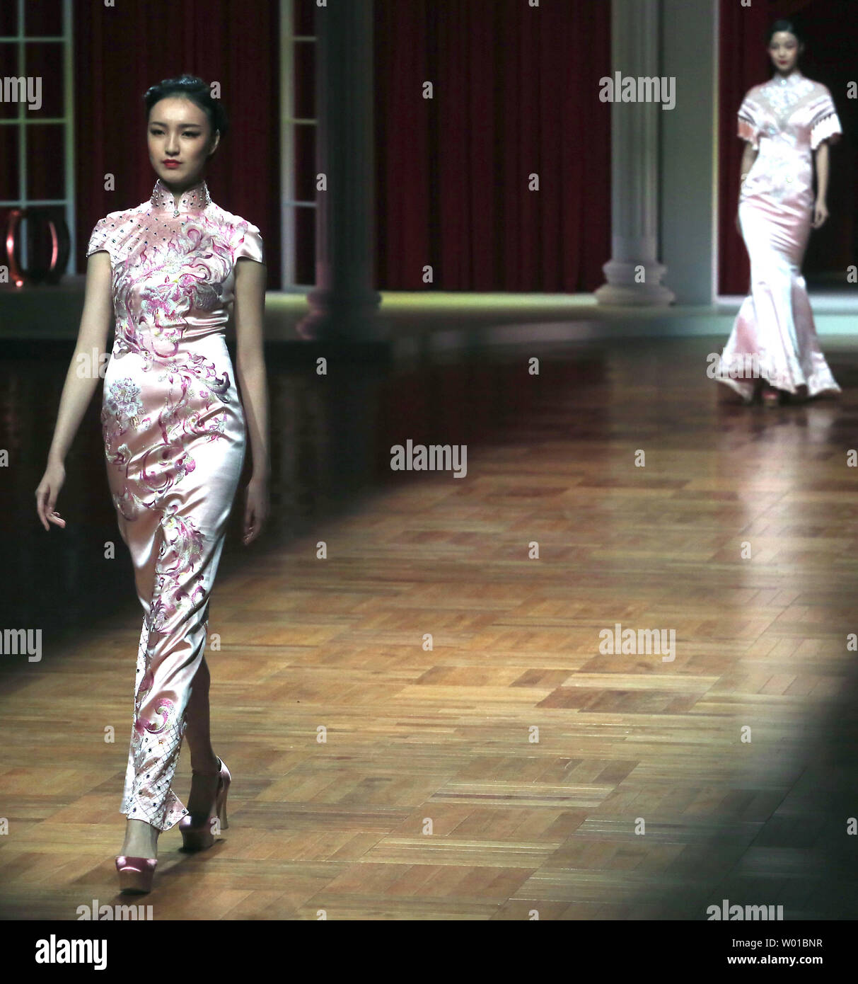 Modelli cinesi indossare indumenti da NE Tiger 2017 raccolta durante la ...