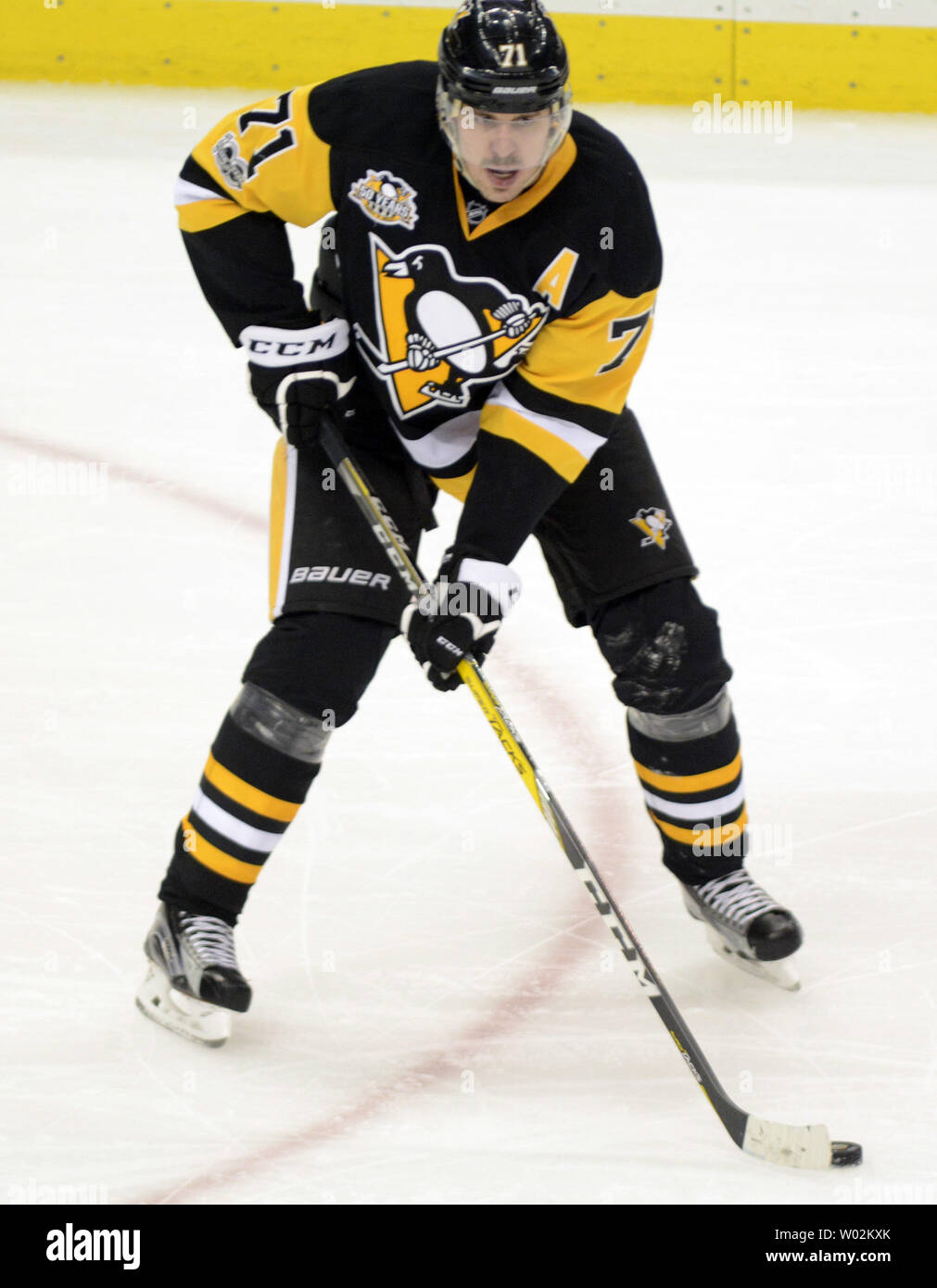 Pittsburgh Penguins center Evgeni Malkin (71) passa il puck a ...