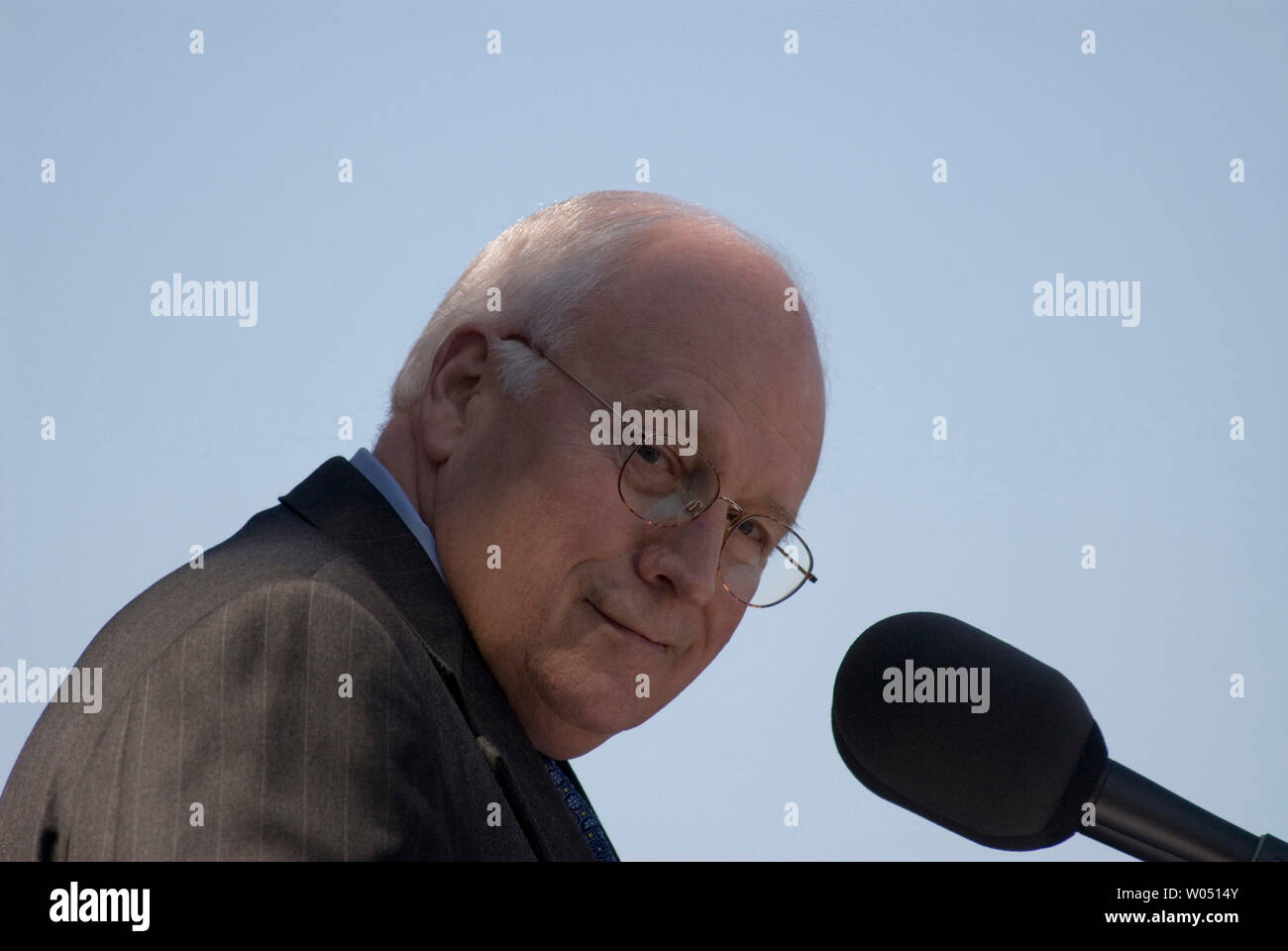 Il Vice Presidente Dick Cheney parla di marinai e Marines su a bordo ...