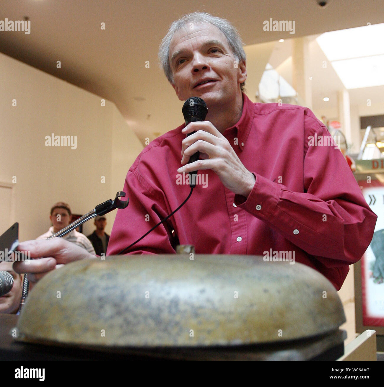 Longtime wrestling promotor e wrestling presentatrice televisiva Larry ...