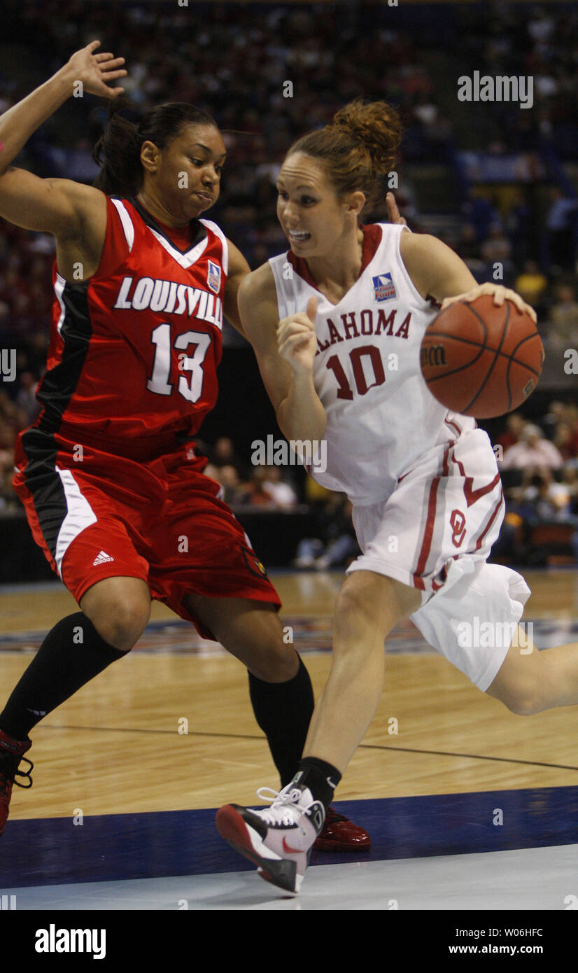 Oklahoma la struttura The Carlee Roethlisberger (10) fa una mossa verso ...