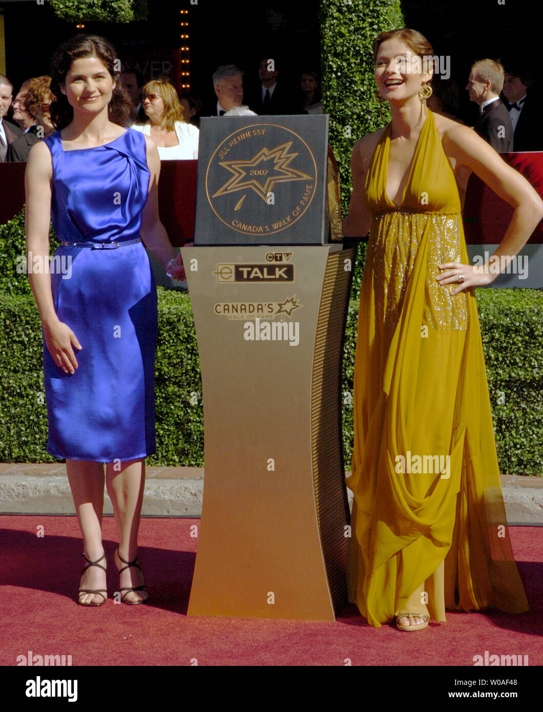Jacqueline Hennessy (L) e la sorella gemella Jill Hennessy, stella ...