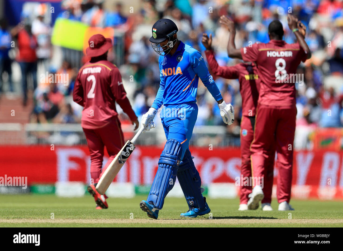 India di KL Rahul passeggiate off sconsolato dopo essere stato respinto ...