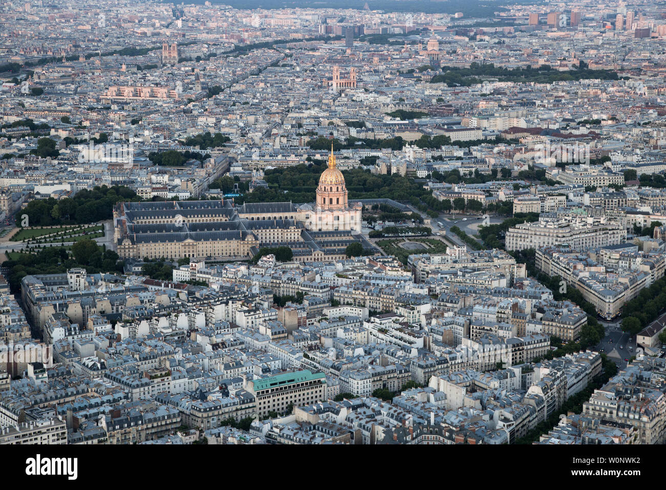Dalla torre eiffel immagini e fotografie stock ad alta risoluzione - Alamy