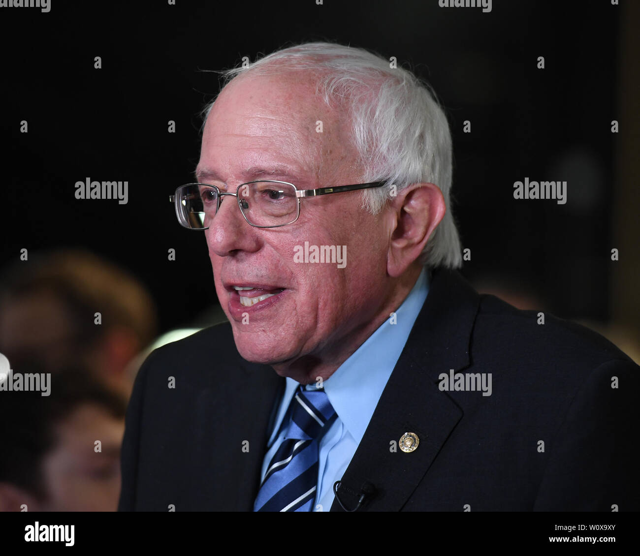 MIAMI, FL - 27 giugno: Il senatore Bernie Sanders nella camera di spin ...