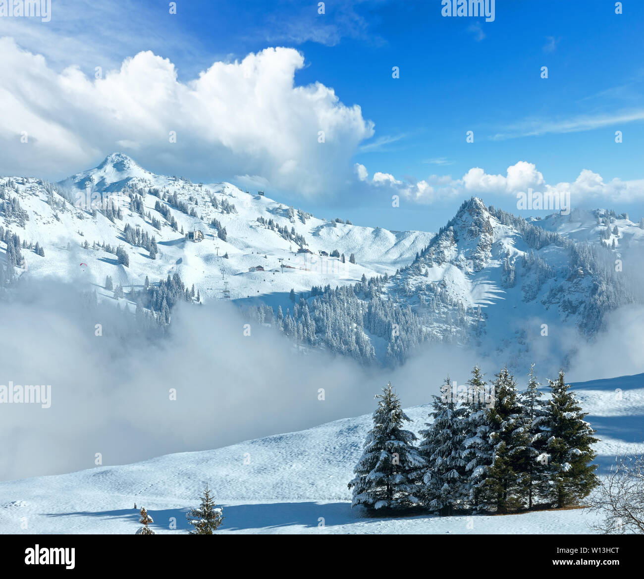 Nube bassa sulla cima delle montagne immagini e fotografie stock ad ...