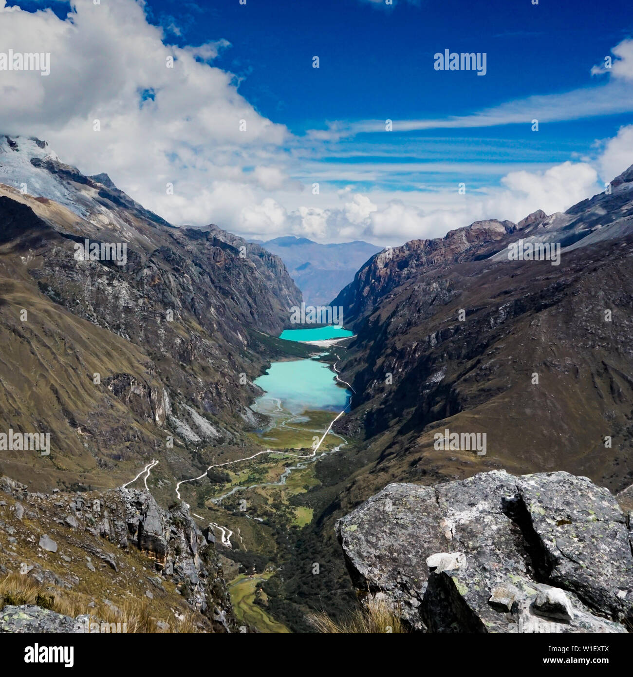 Bella Llanganuco valle di montagna e laghi nella Cordillera Blanca ...