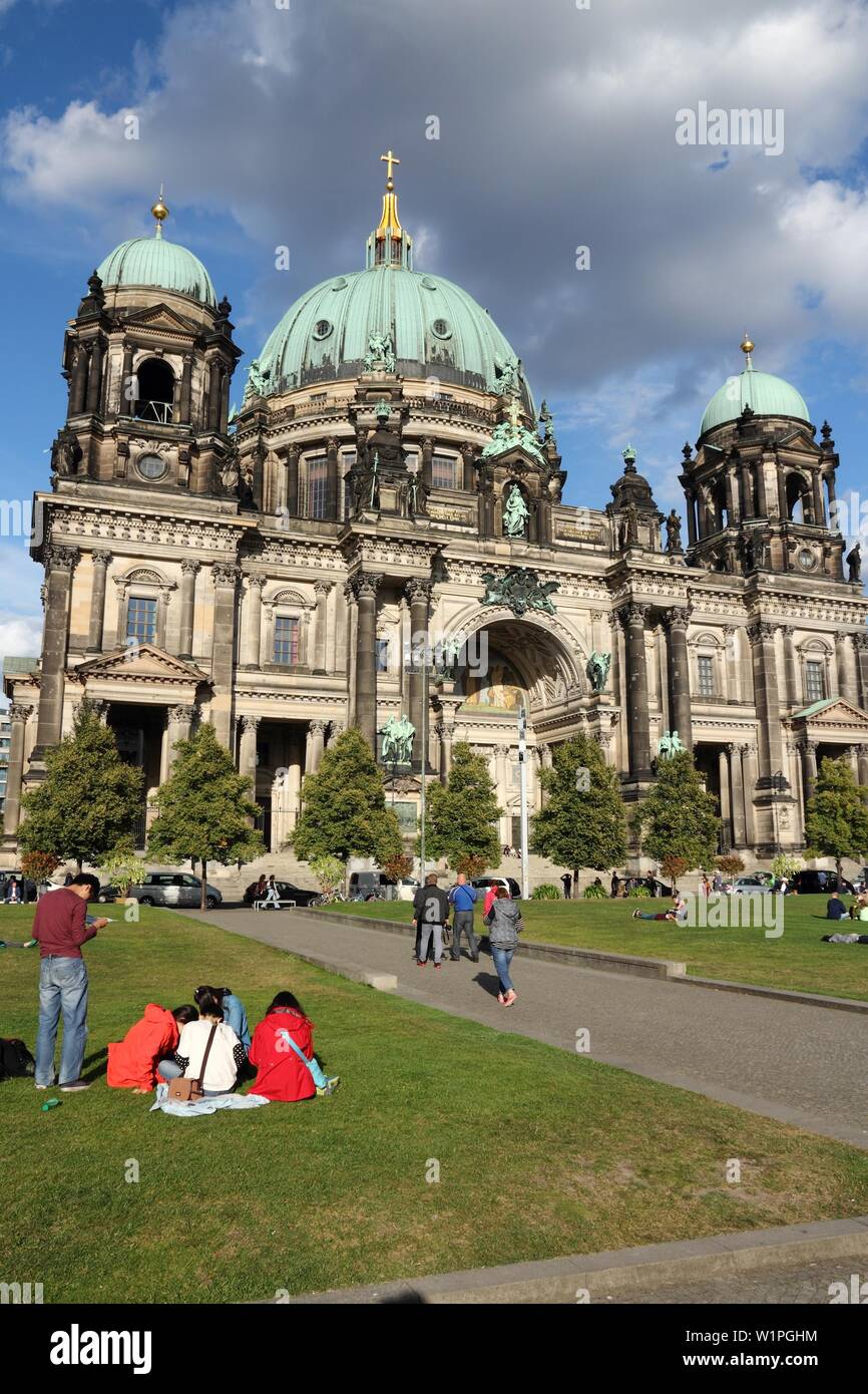 Berlino, Germania - 27 agosto 2014: la gente di visitare la cattedrale ...