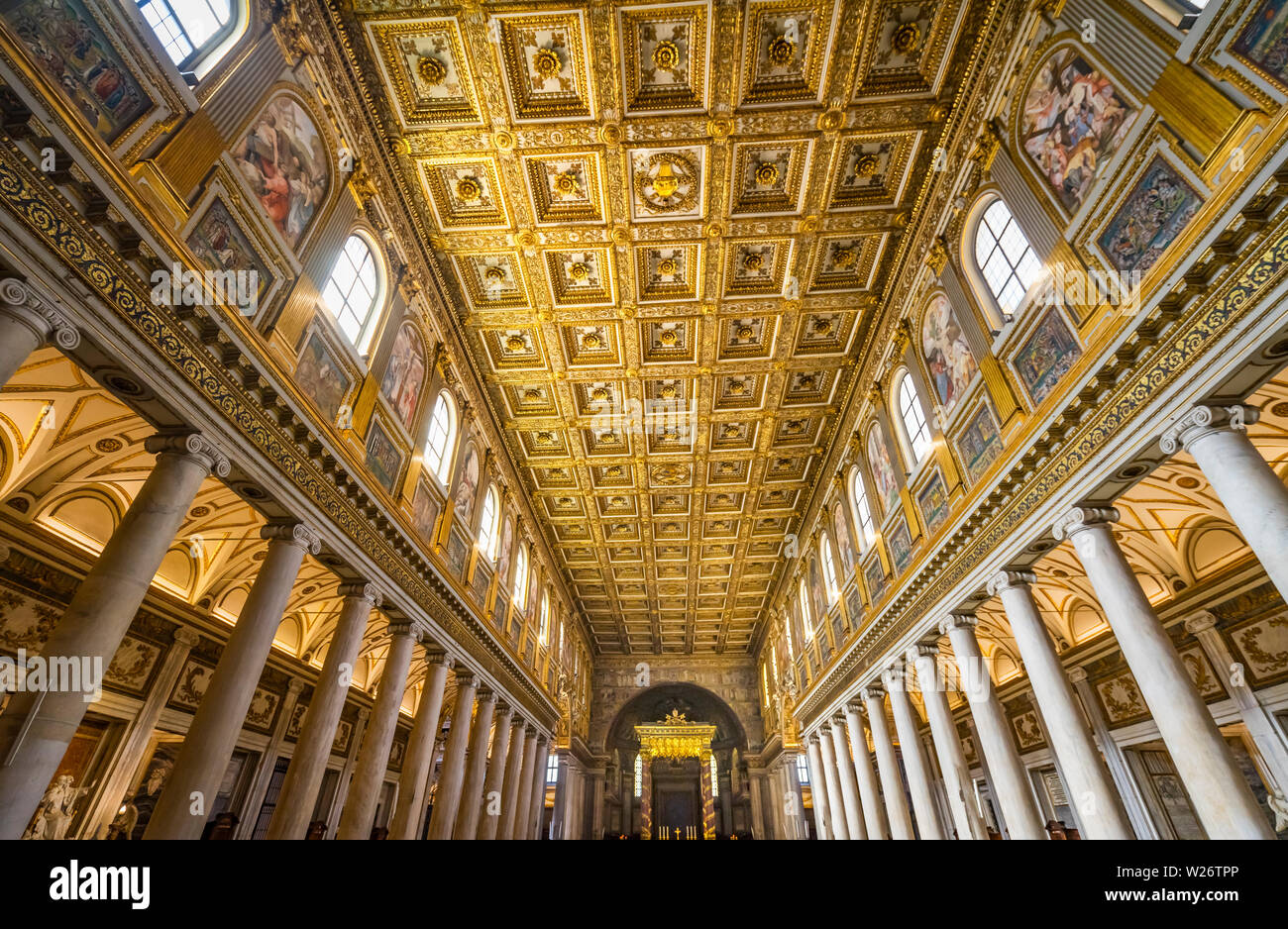 Lunga navata pilastri Basilica di Santa Maria Maggiore a Roma Italia ...