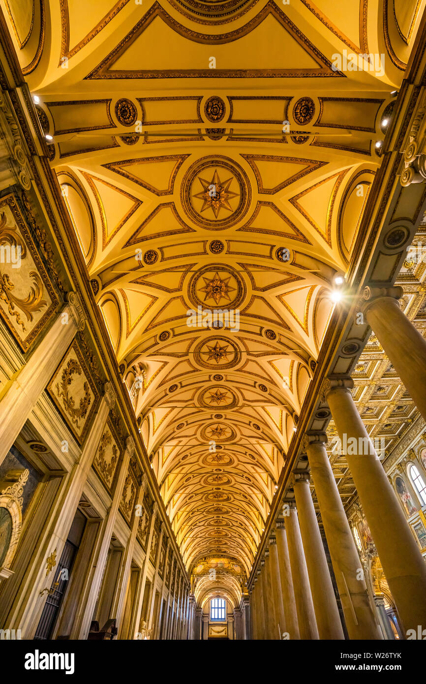 Lunga navata pilastri Basilica di Santa Maria Maggiore a Roma Italia ...
