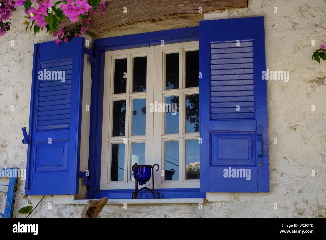 Finestra con pannelli in legno blu immagini e fotografie stock ad alta ...